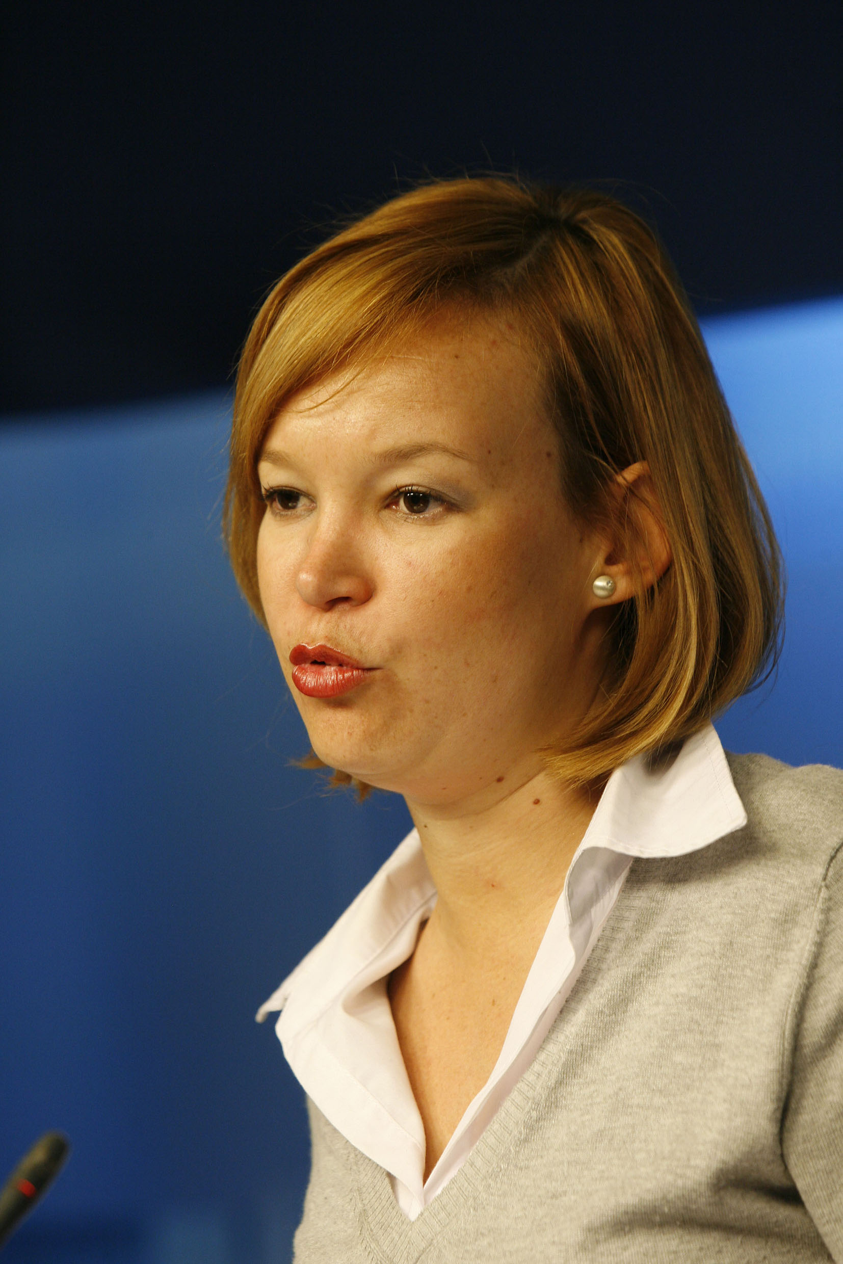Leire Pajín: "Lo prioritario es frenar la caída del empleo y trabajar ...
